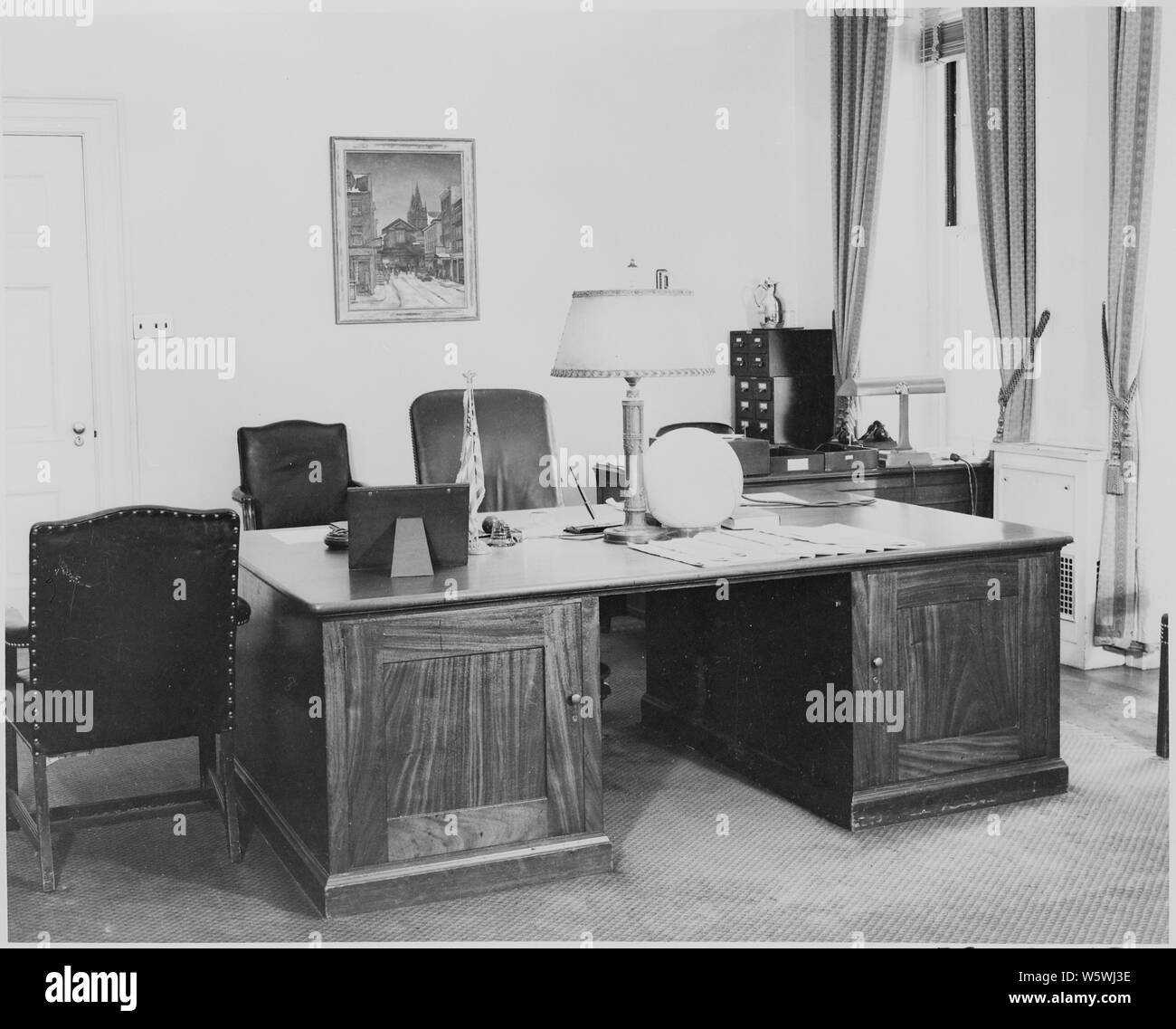 Photograph of a desk in an office at the White House Stock Photo - Alamy