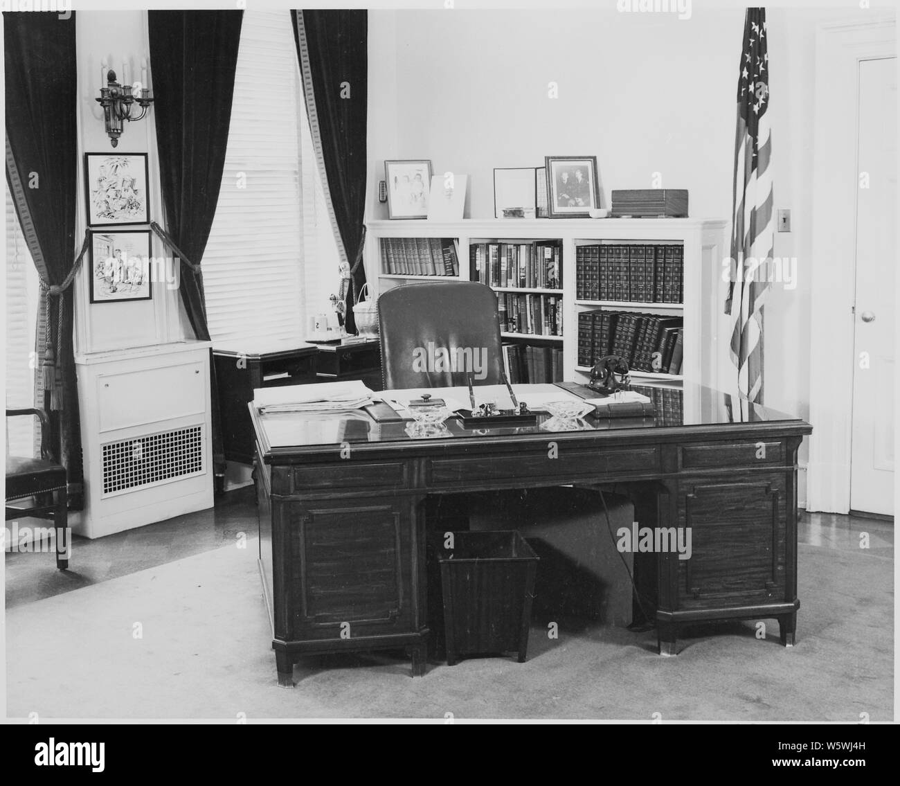 Photograph of a desk in a White House office Stock Photo - Alamy