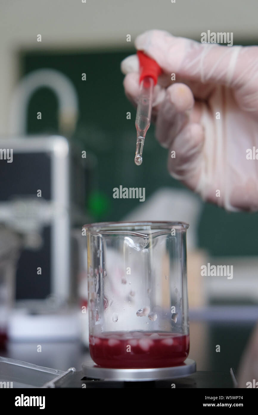 Chinese junior student Zhang Tian uses raw materials to make lipsticks ... Chinese junior student Zhang Tian uses raw materials to make lipsticks ...