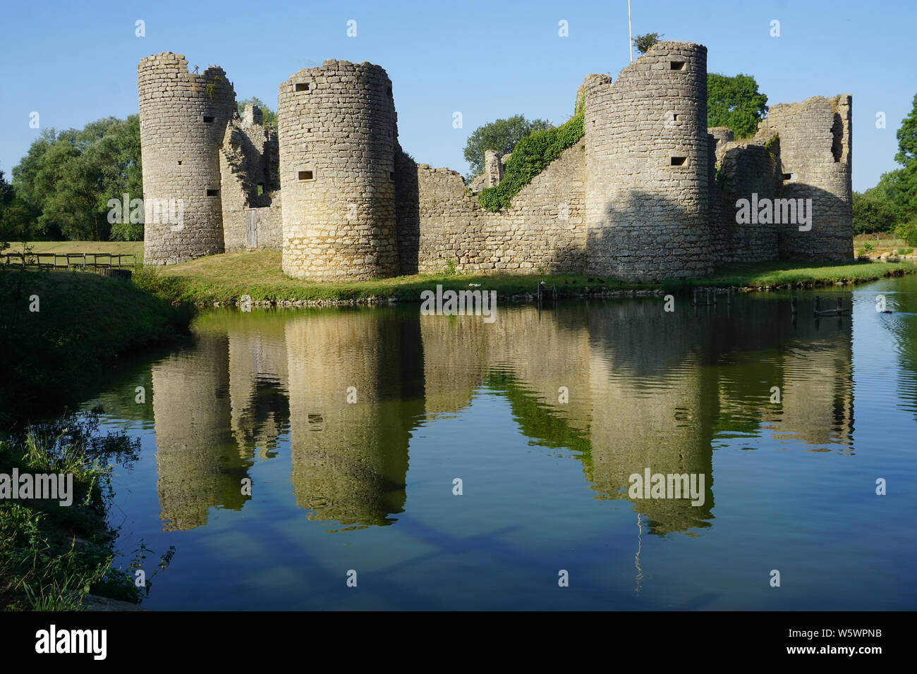 Medieval fortress moat hi-res stock photography and images - Alamy
