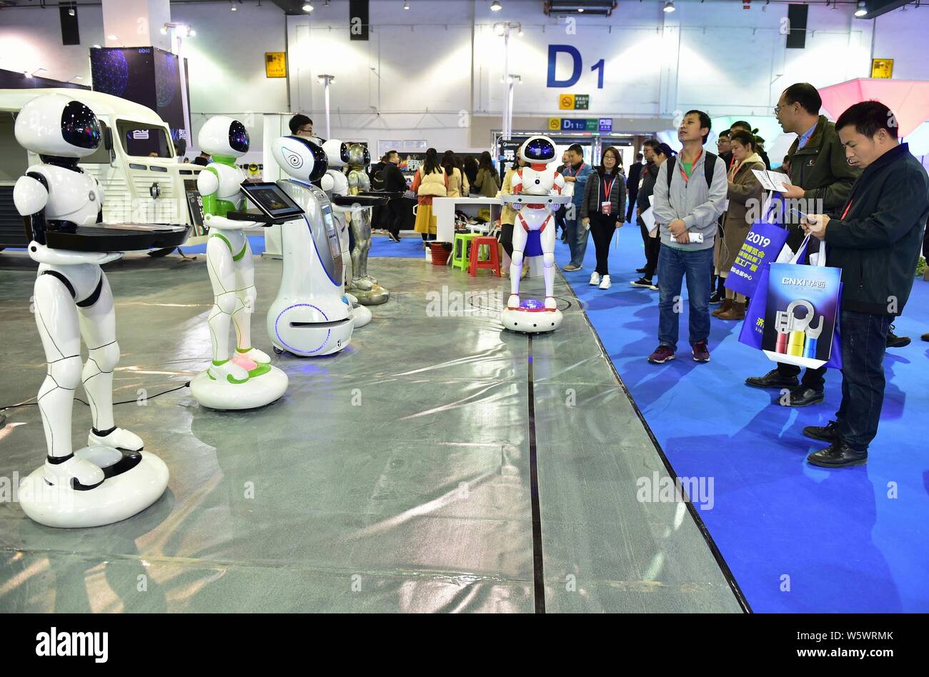 Food delivery robots hi-res stock photography and images - Alamy