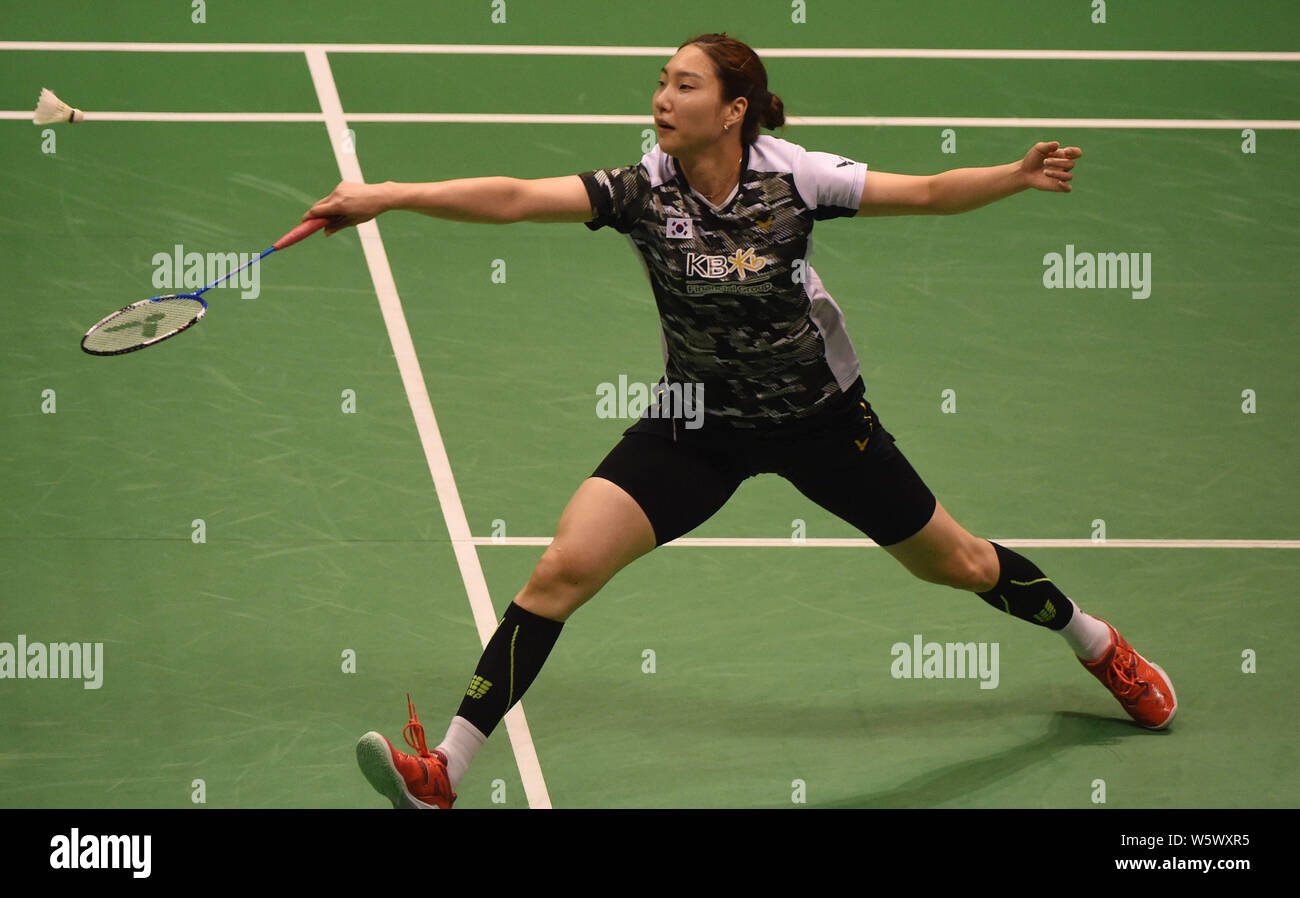Sung Ji-hyun of South Korea returns a shot to Ratchanok Intanon of ...