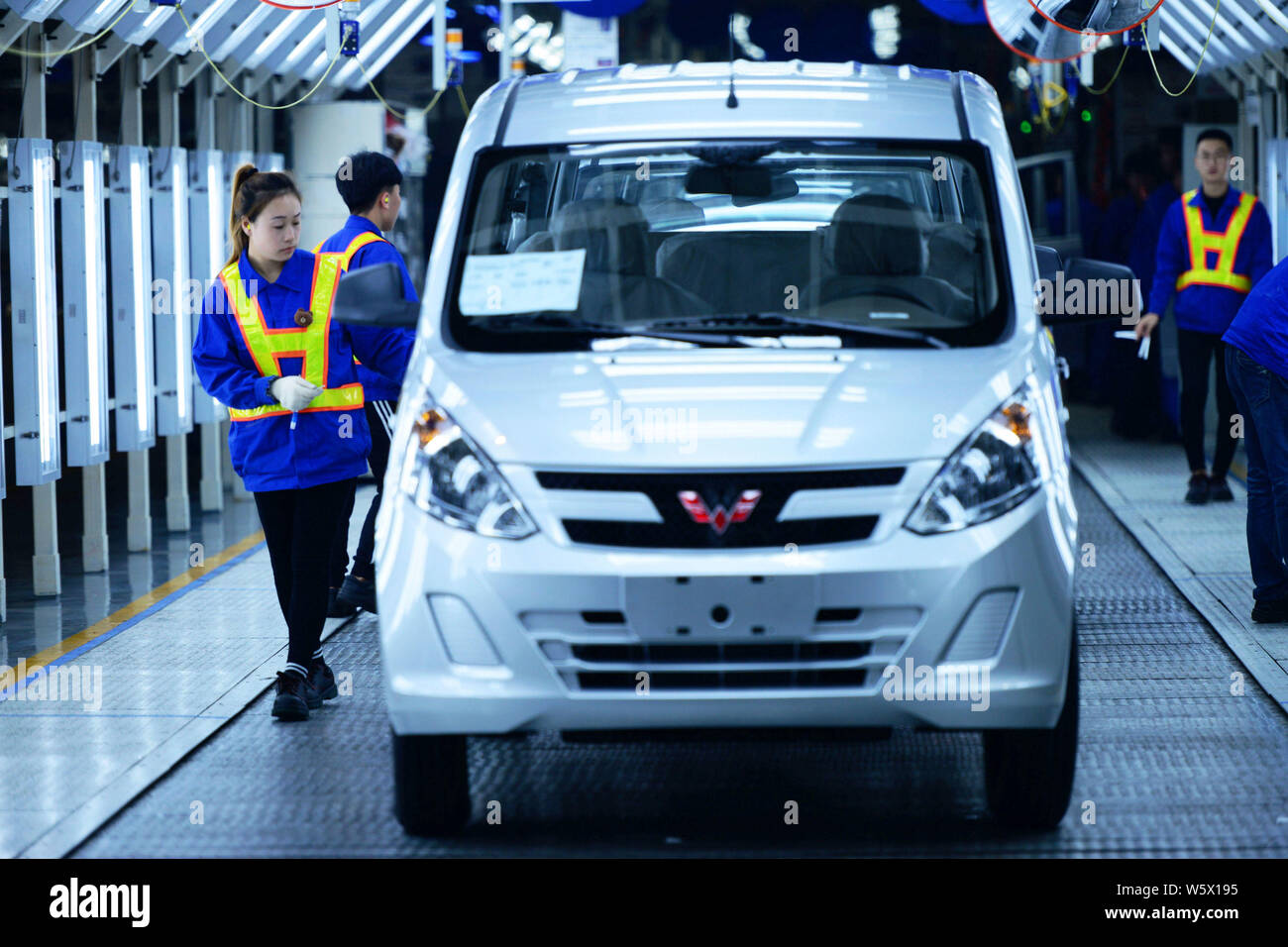 --FILE--Chinese workers assemble Wuling Motors on the assembly line at ...
