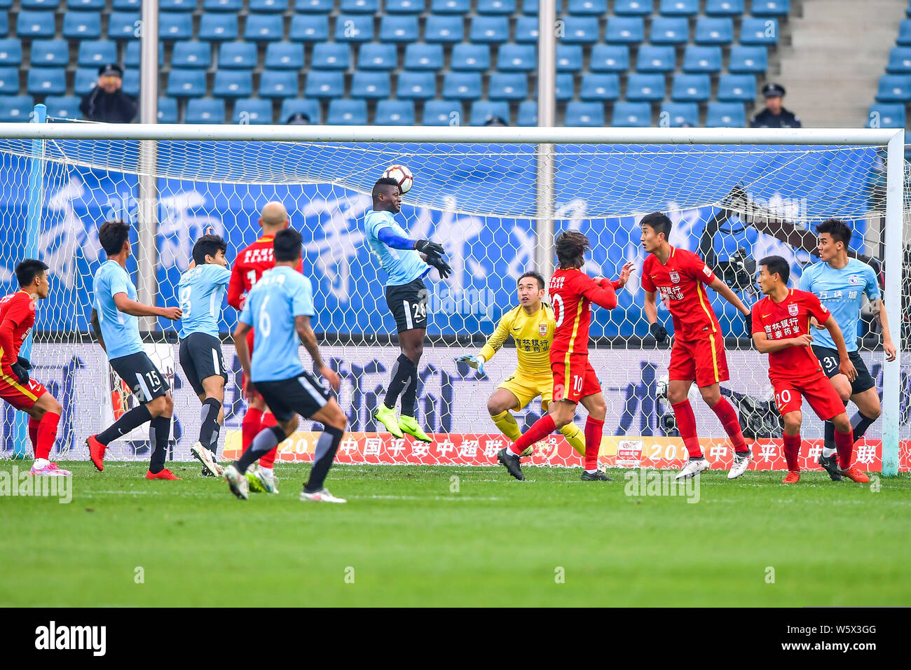 Colombian football player Duvier Riascos of Dalian Yifang, center ...