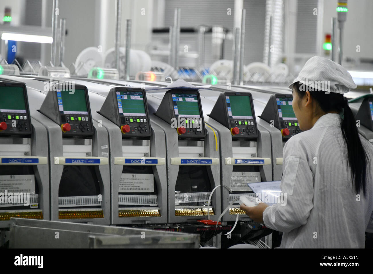 Chinese worker assembly line hi-res stock photography and images - Alamy