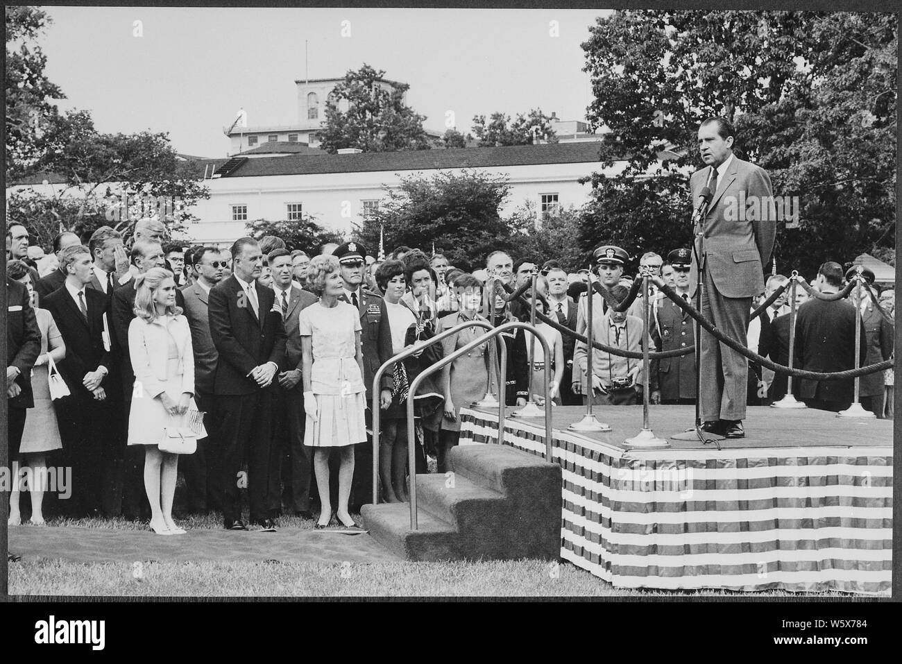 President Nixon speaks to assembled White House staff on the south lawn ...
