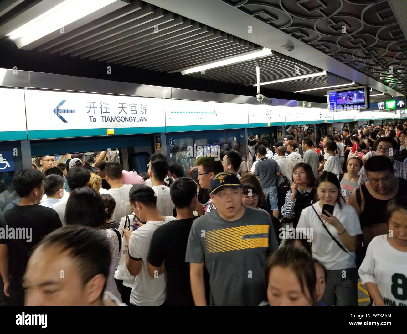 --FILE--A crowd of Chinese commuters rush into and out of a Metro train ...
