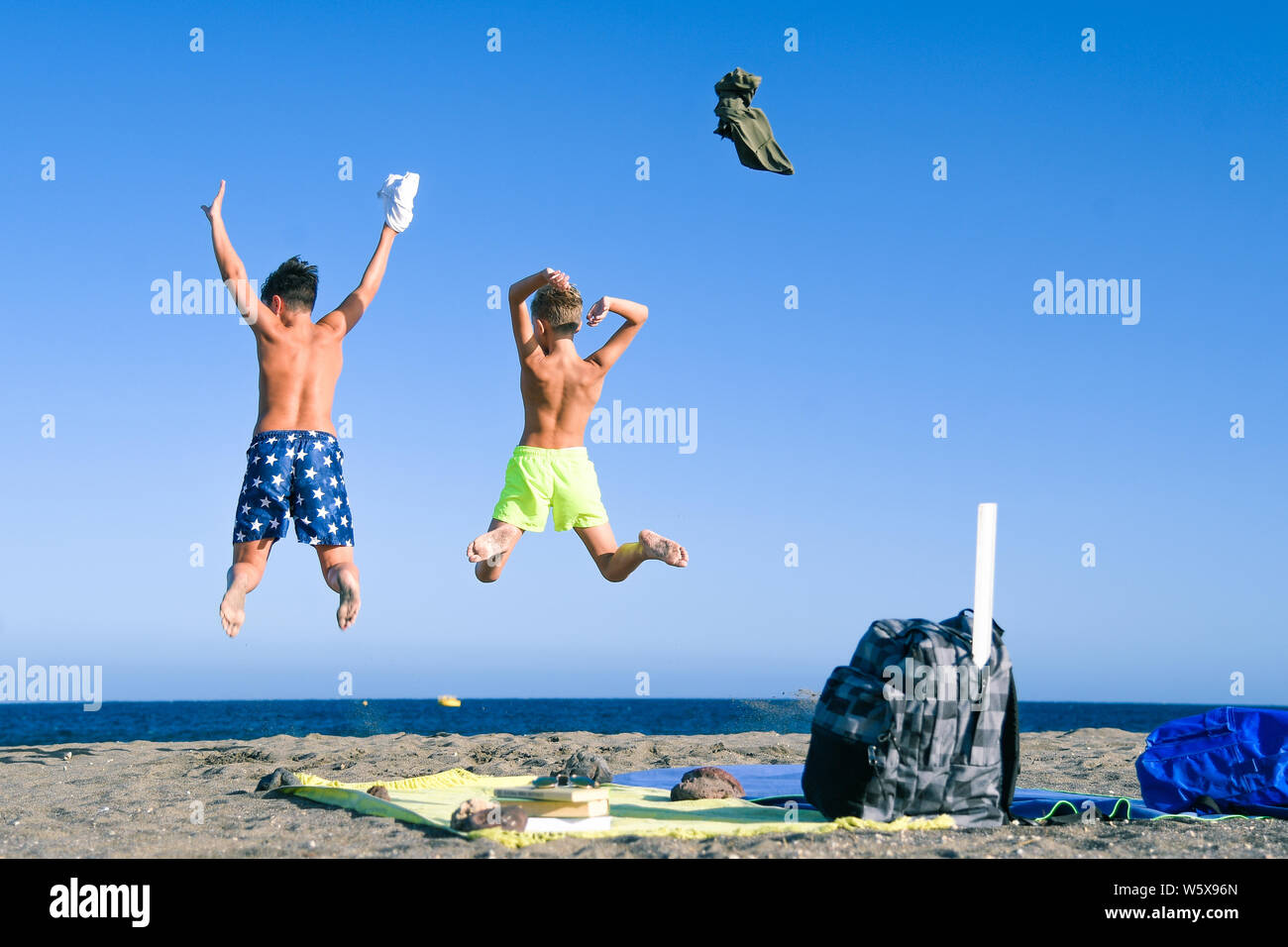 Boys throw hi-res stock photography and images - Alamy