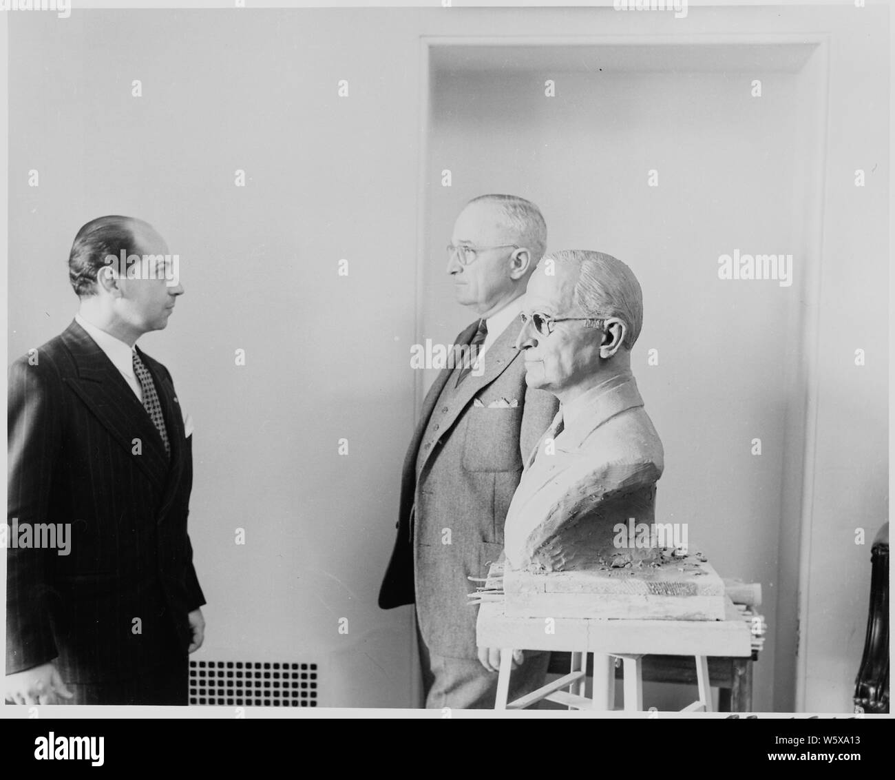 President Truman poses with artist Felix de Weldon and the bust the ...