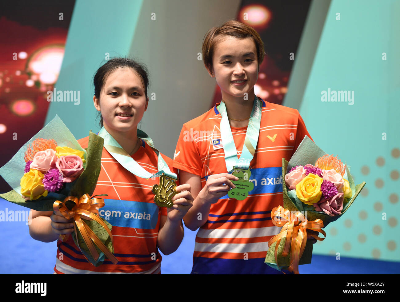 Vivian Hoo and Yap Cheng Wen of Malaysia pose with their trophies after ...