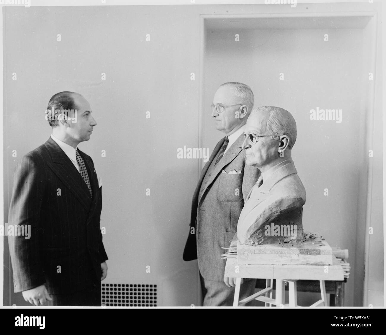 President Truman poses with artist Felix de Weldon and the bust Mr. de ...