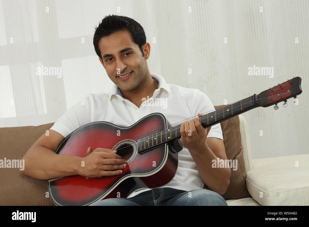 Smiling guitar man life hi-res stock photography and images - Alamy