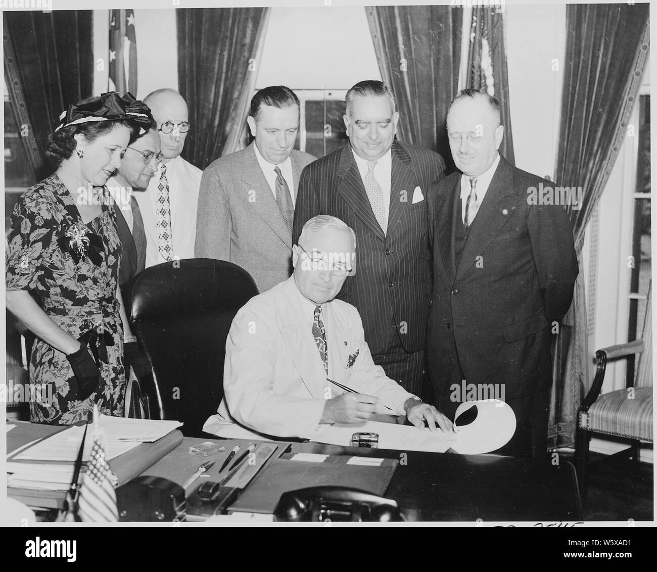 Signing a bill hi-res stock photography and images - Alamy