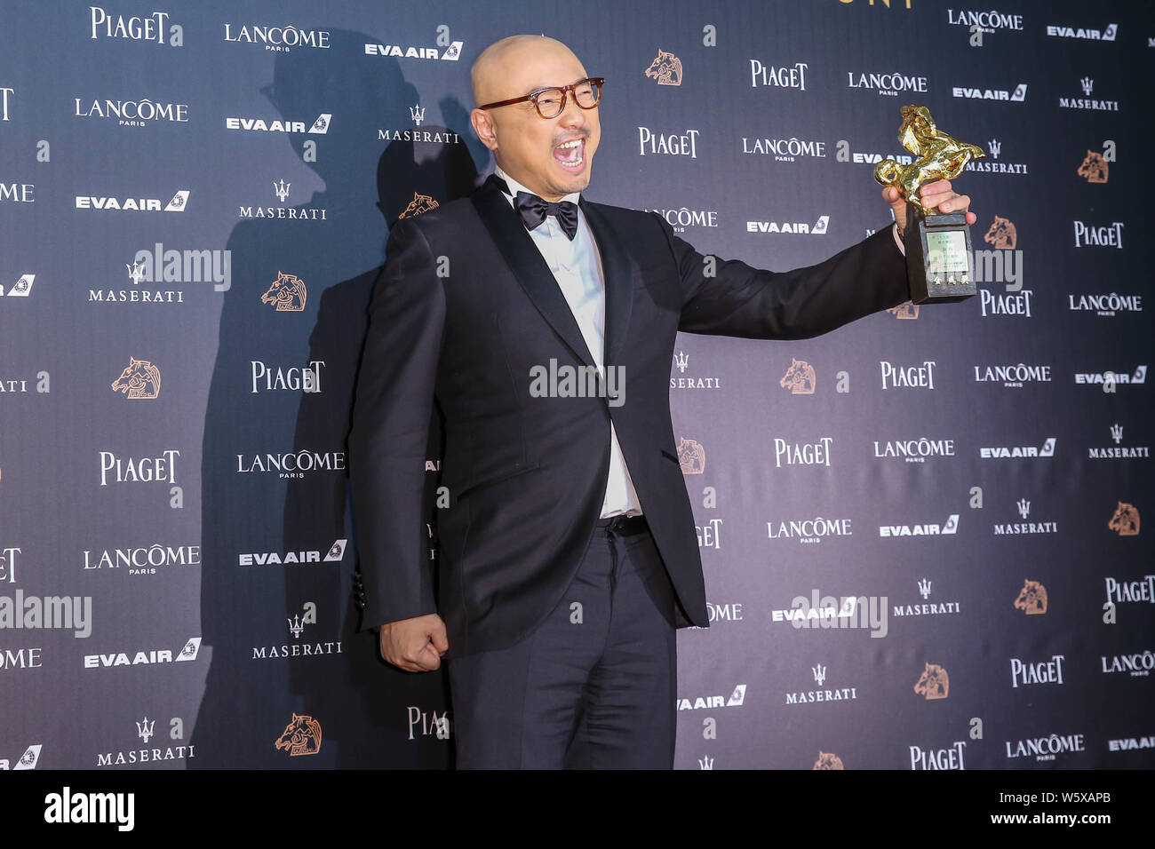 **TAIWAN OUT**Chinese actor Xu Zheng poses with his trophy of the Best ...