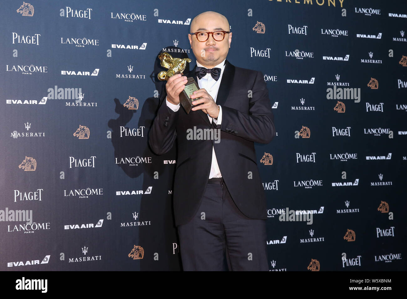 **TAIWAN OUT**Chinese actor Xu Zheng poses with his trophy of the Best ...
