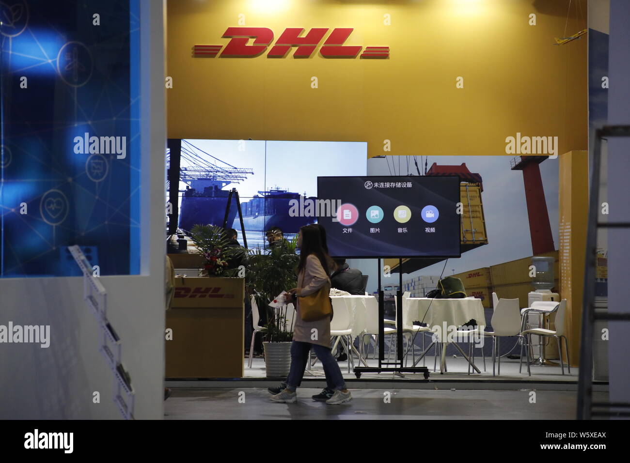 Dhl express hi-res stock photography and images - Alamy