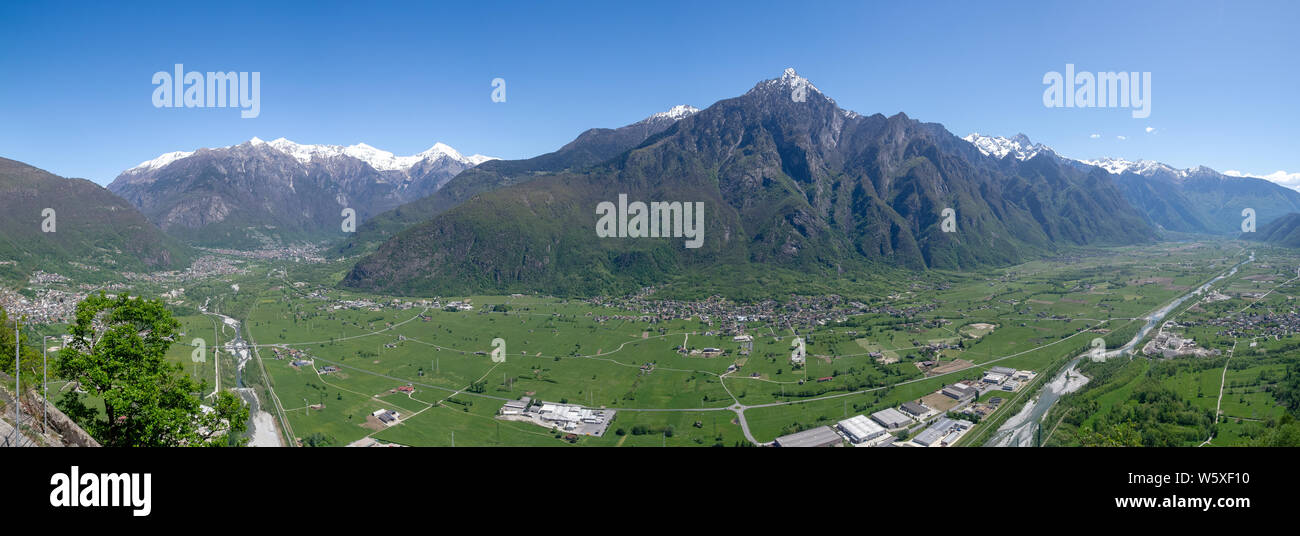 Chiavenna in the center of the valley which takes its name from it ...