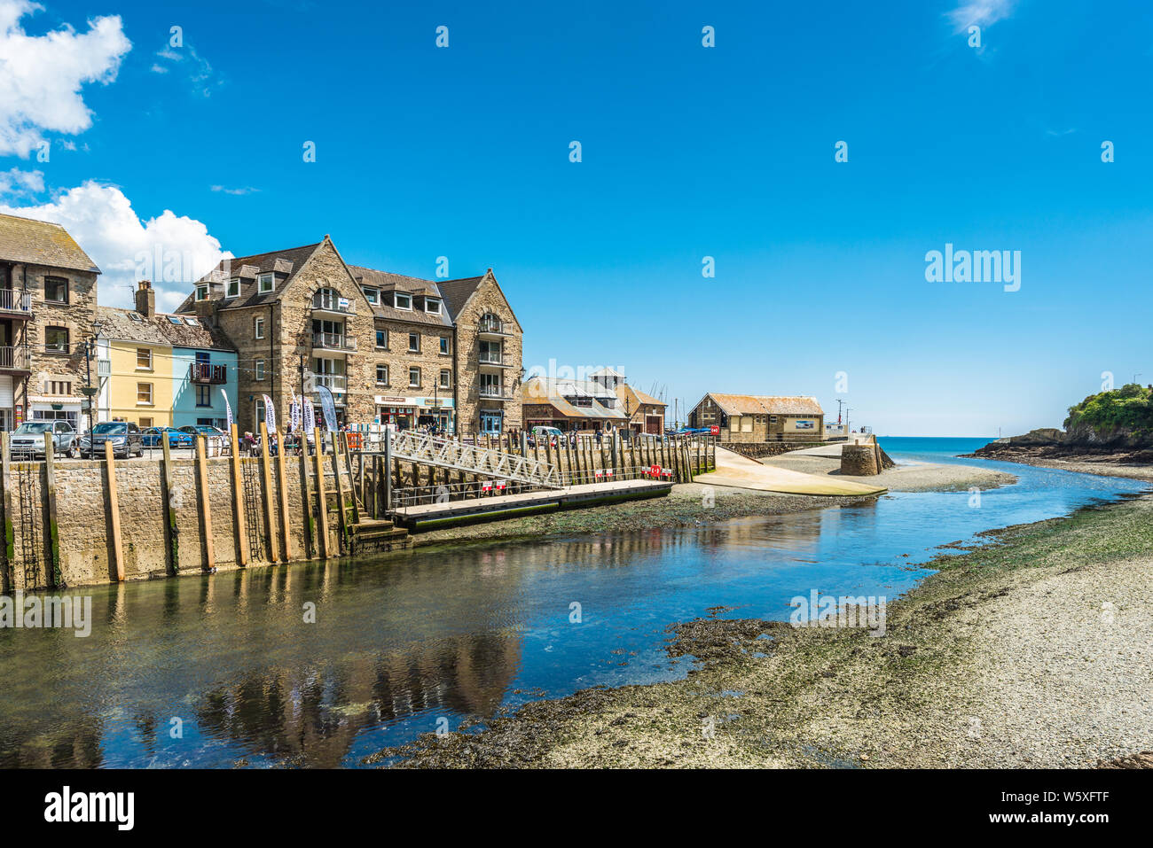 Cornwall riverside village hi-res stock photography and images - Alamy