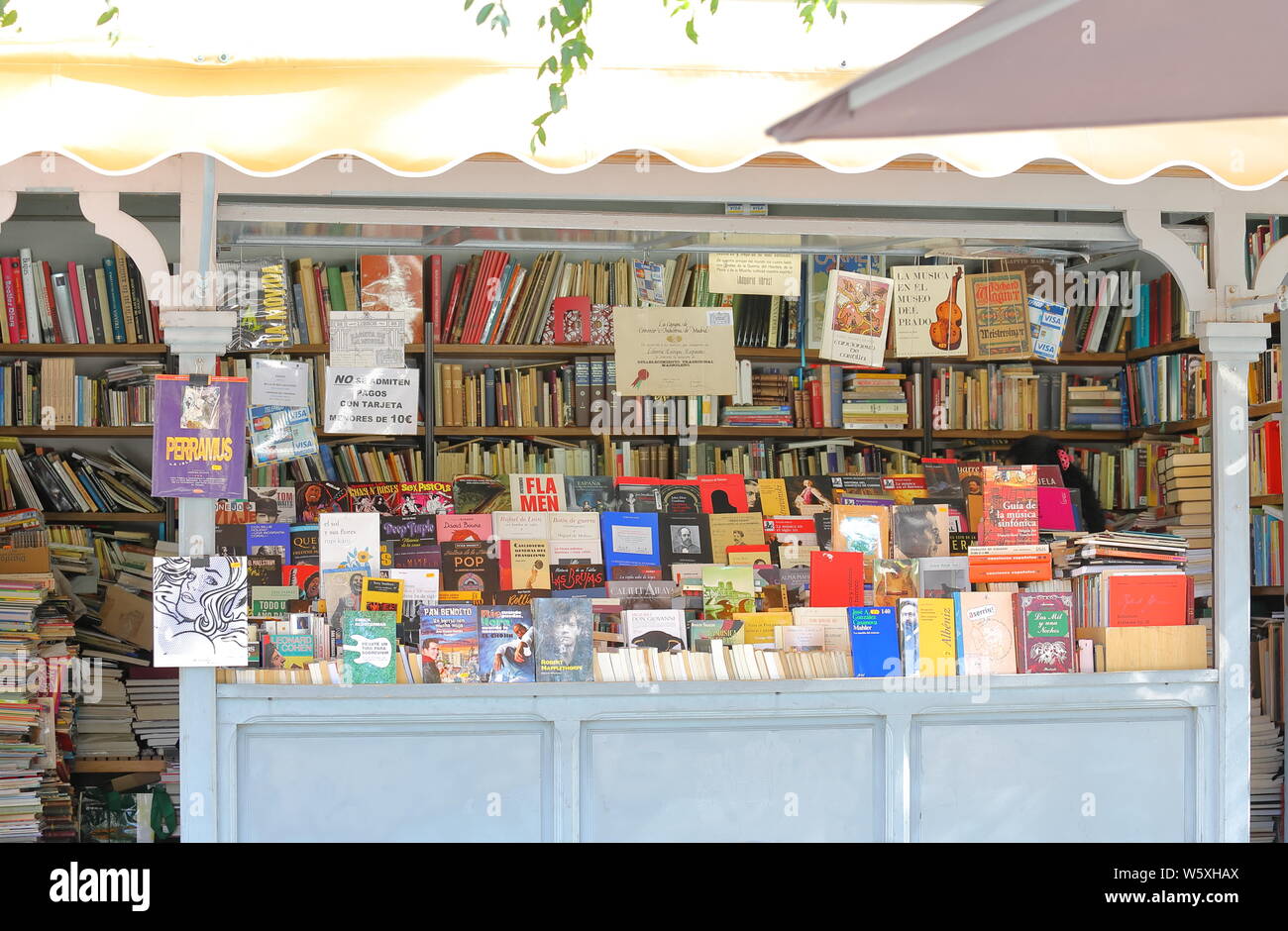 Book market street hi-res stock photography and images - Alamy