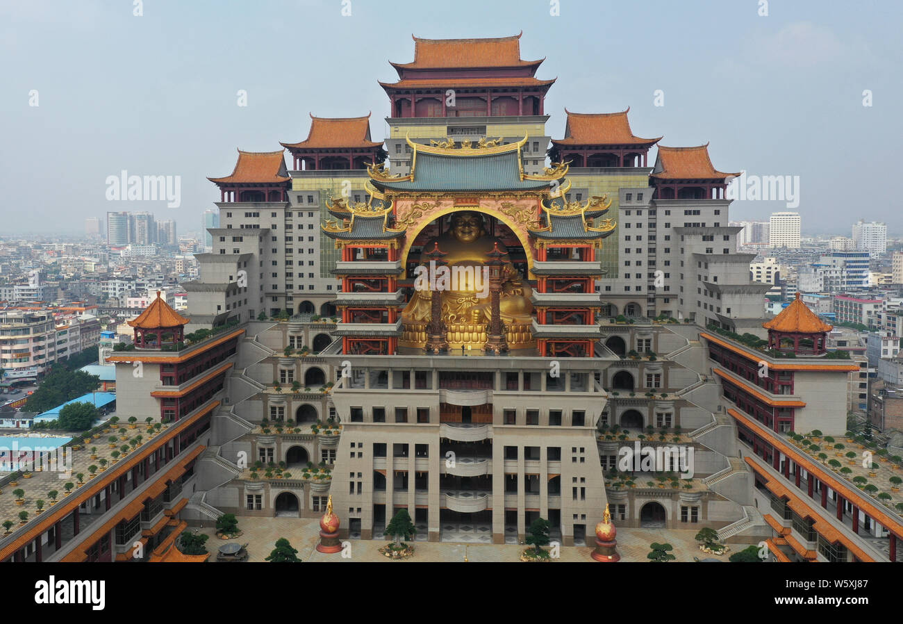 Yuntian Gong Yulin city Guangxi Zhuang Autonomous Region China : r ...