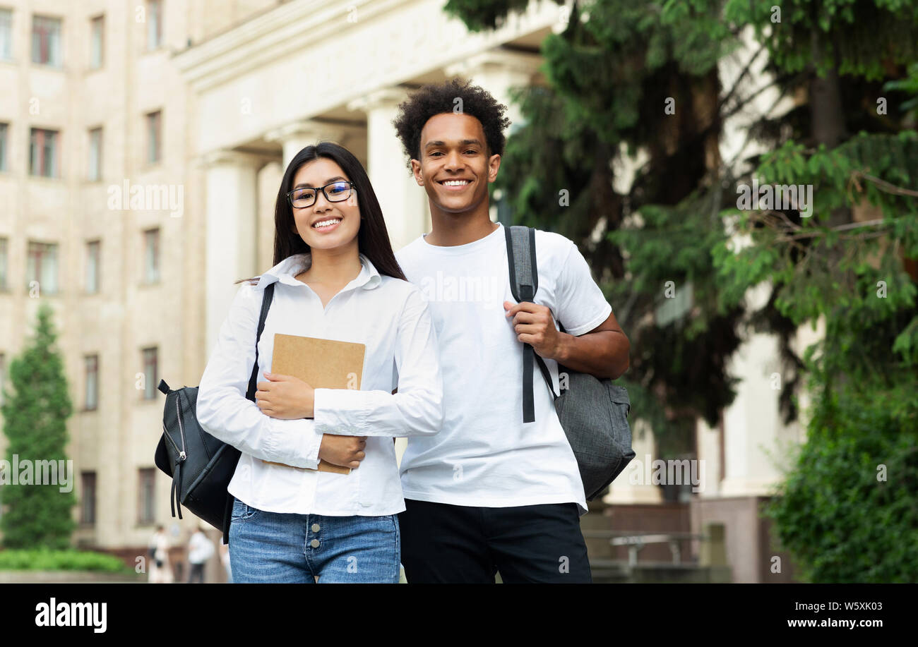 Campus couple hi-res stock photography and images - Alamy