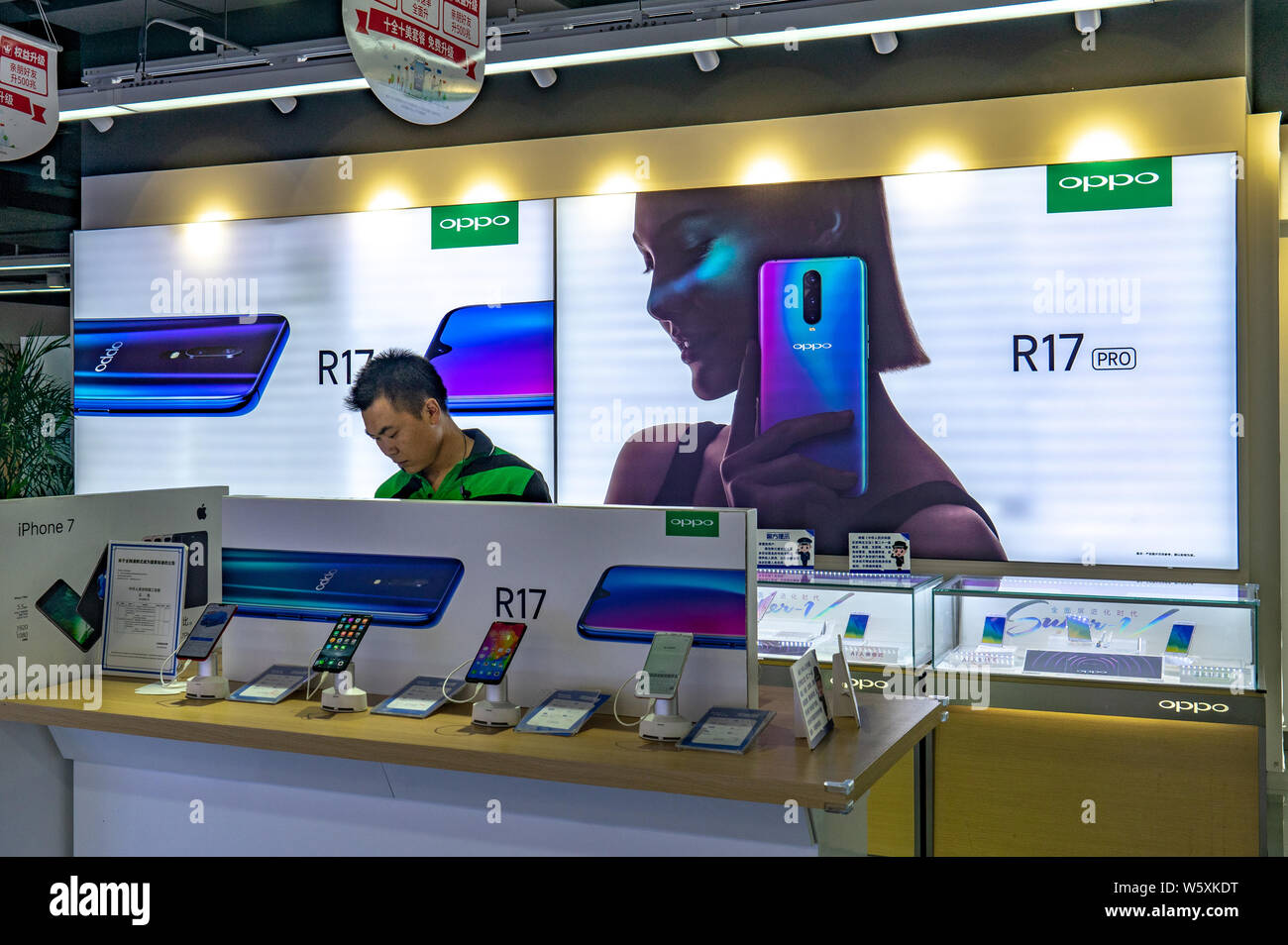 Oppo mobile phone hi-res stock photography and images - Alamy