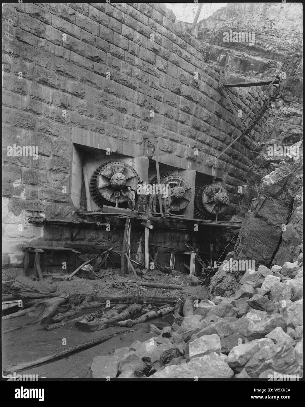 Roosevelt Dam. Balanced valves at mouth of north tunnel.; Scope and ...