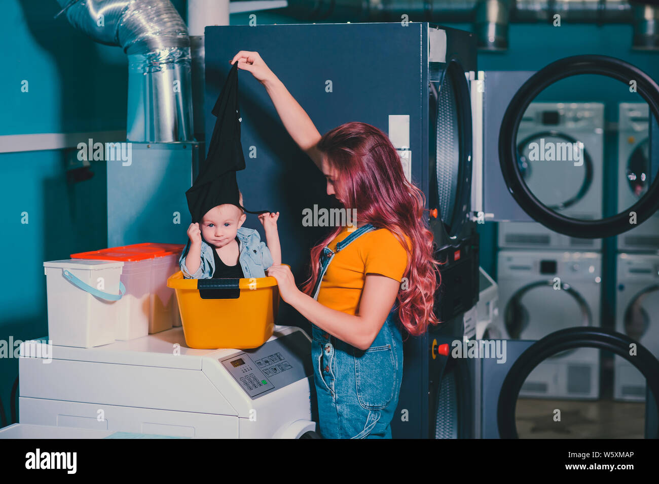 Girl in laundromat hi-res stock photography and images - Alamy