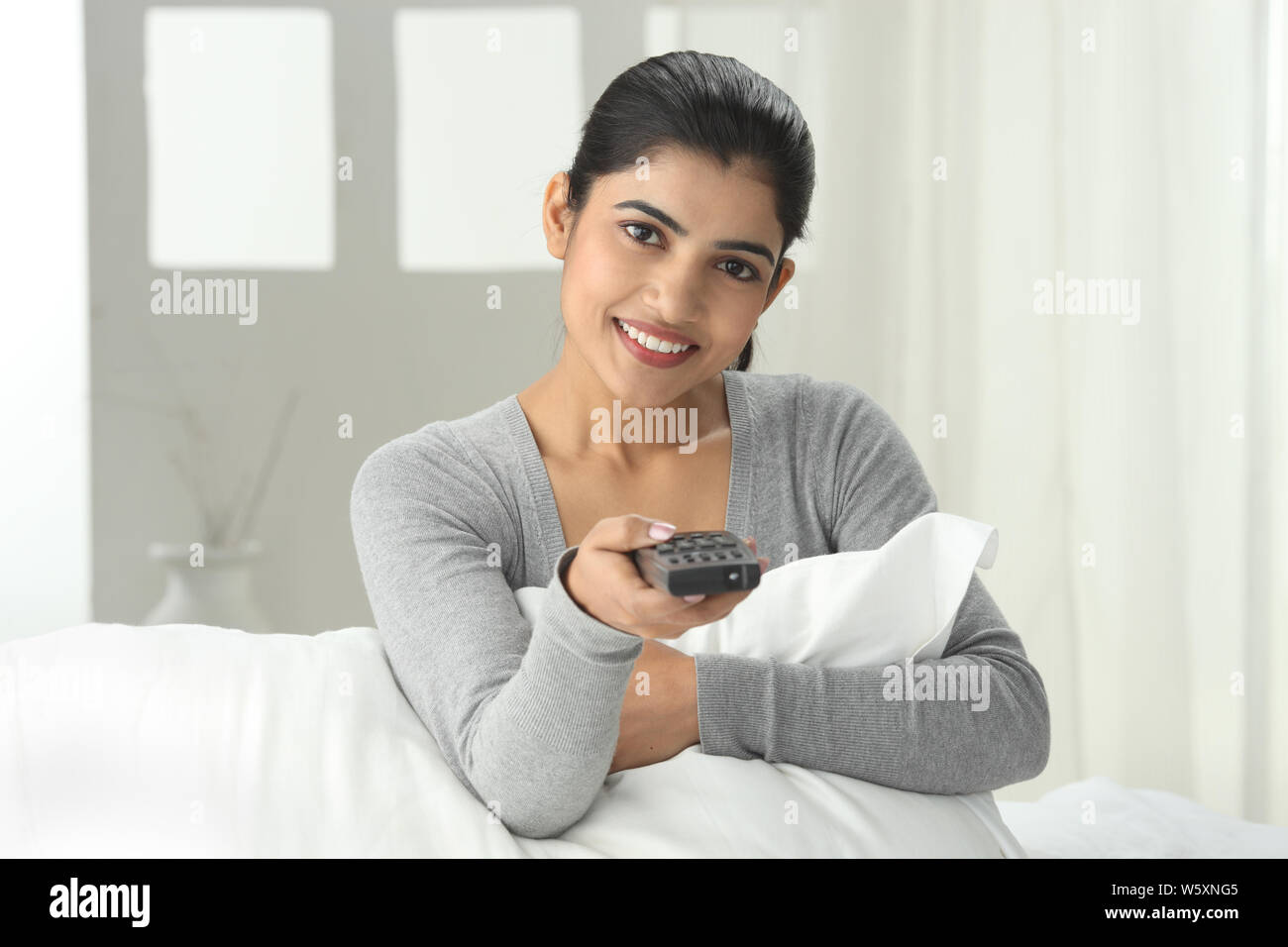 Woman back of head watching tv hi-res stock photography and images - Alamy