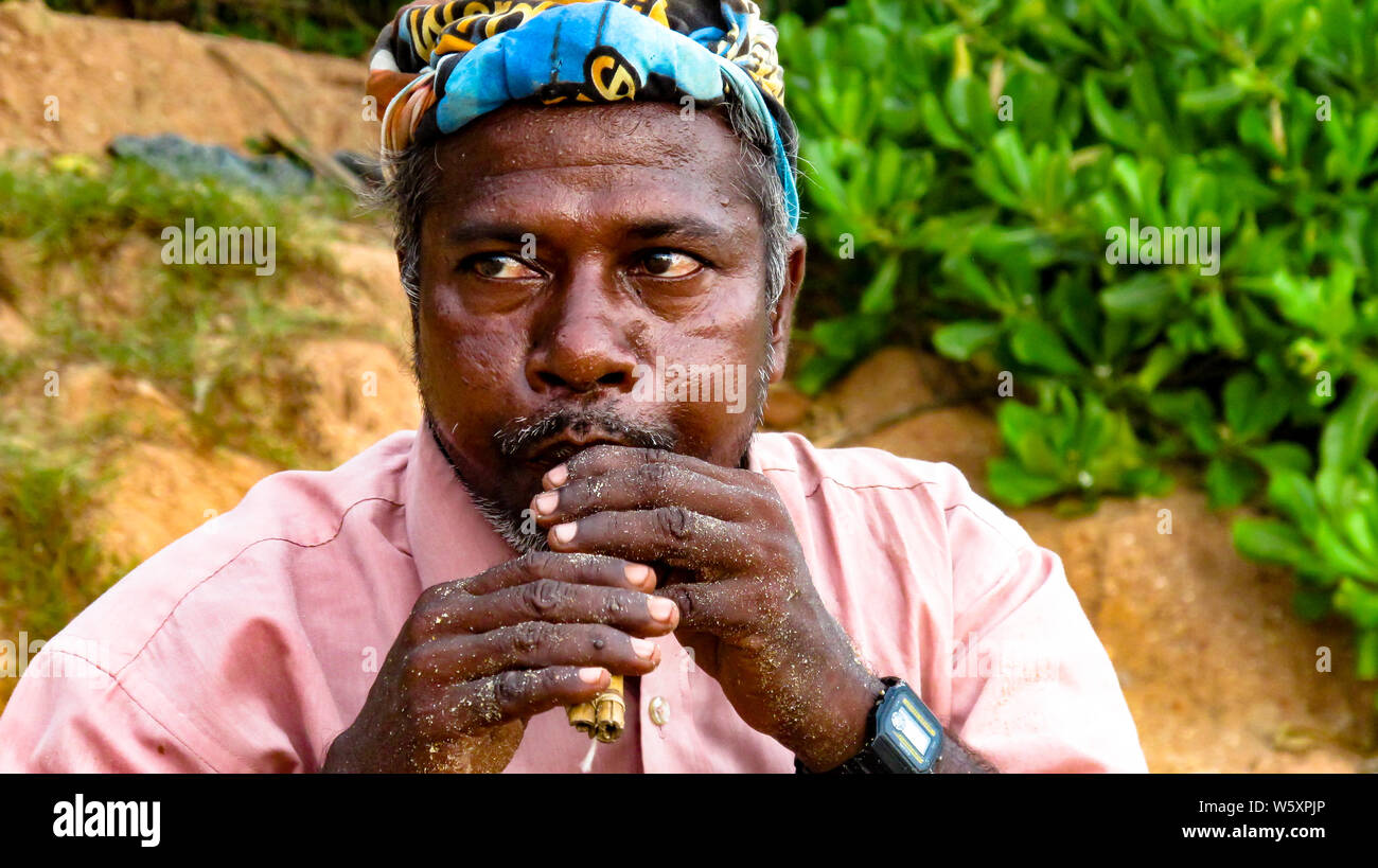 African flutist hi-res stock photography and images - Alamy