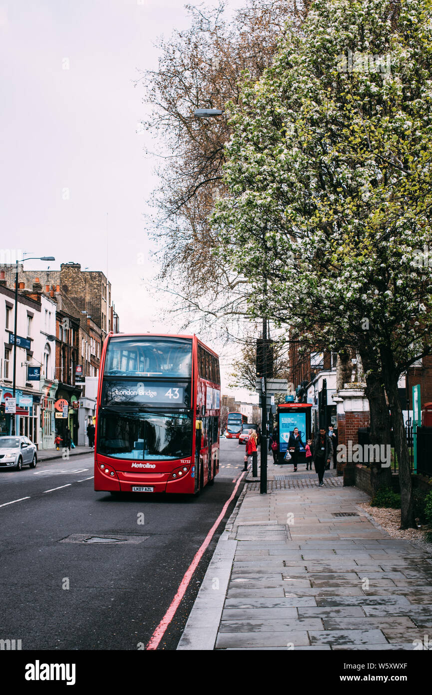 Bus in islington hi-res stock photography and images - Alamy