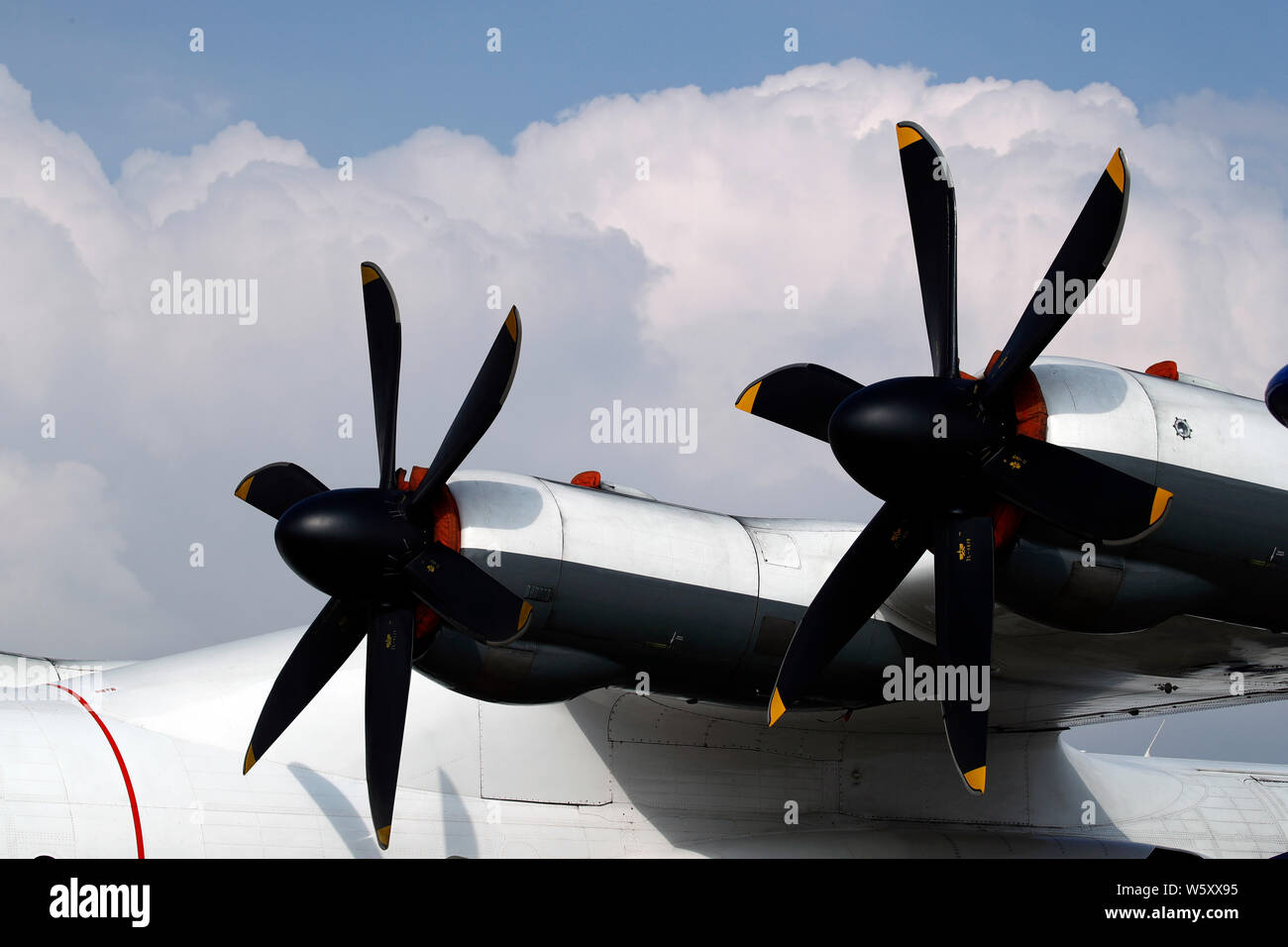 China's first domestically developed AG600, the world's largest ...