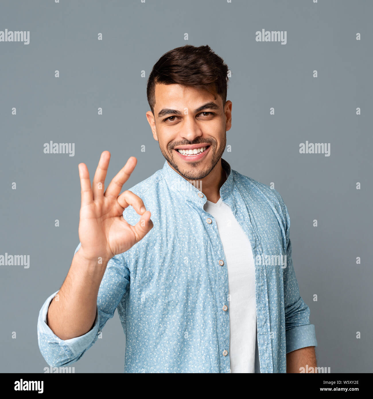Body language smiling hi-res stock photography and images - Alamy