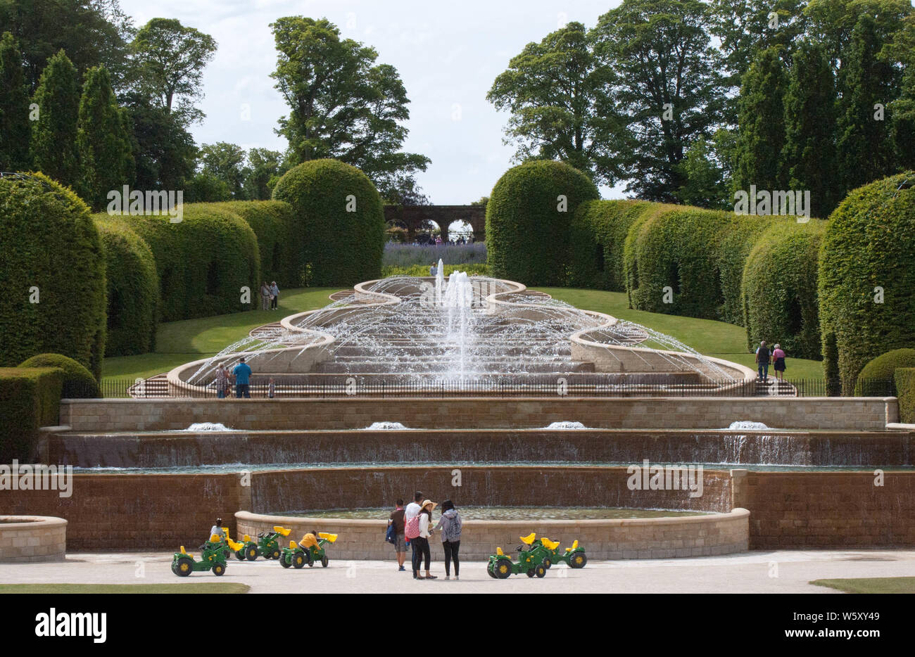 The alnwick garden water feature hi-res stock photography and images ...