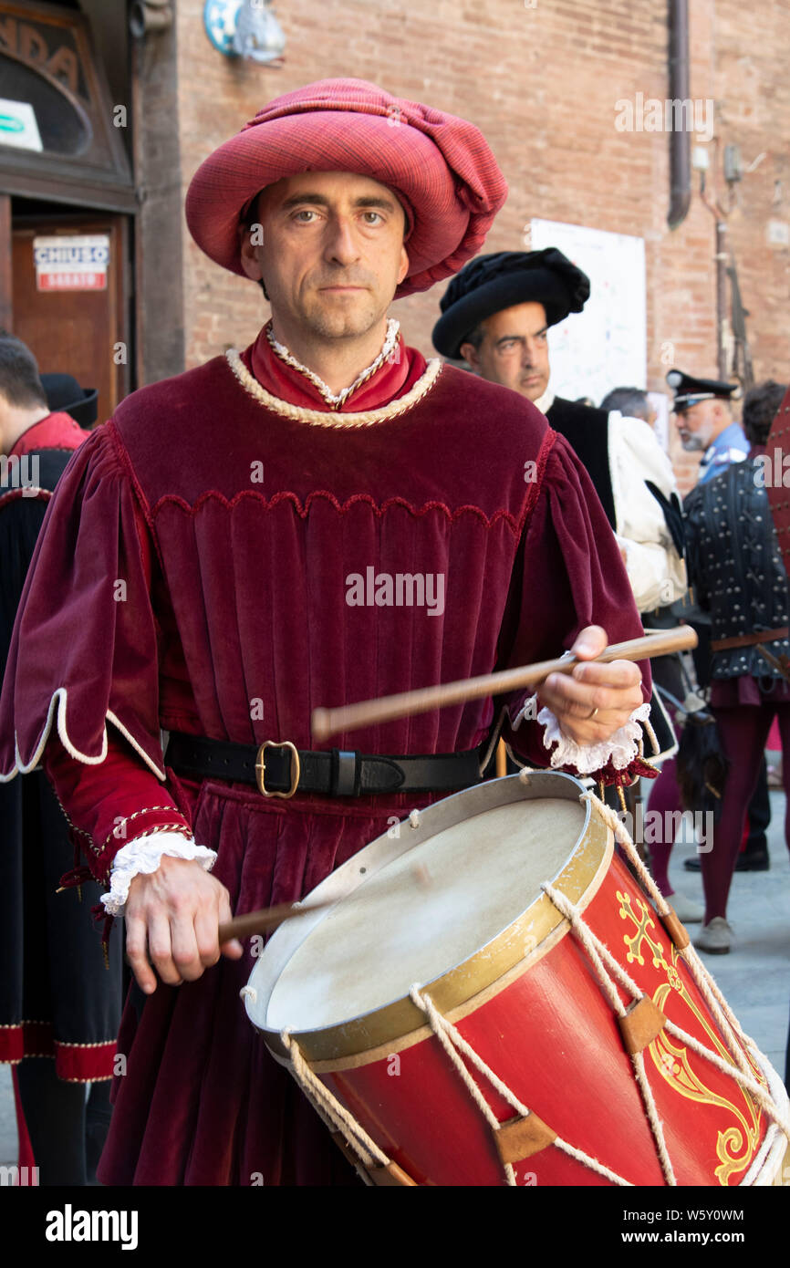 Medieval garb hi-res stock photography and images - Alamy