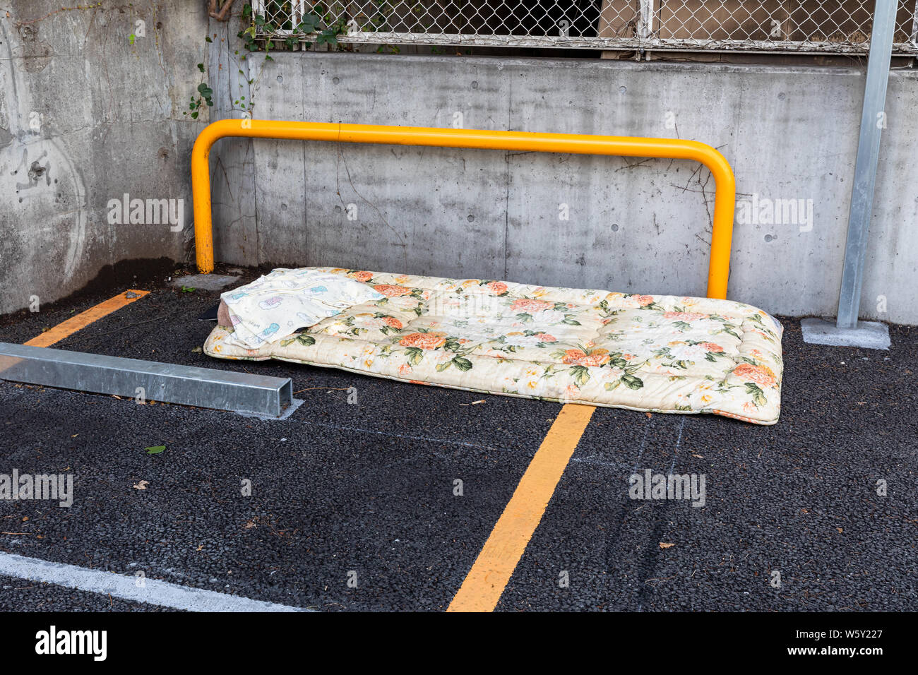 Homeless bed hi-res stock photography and images - Alamy