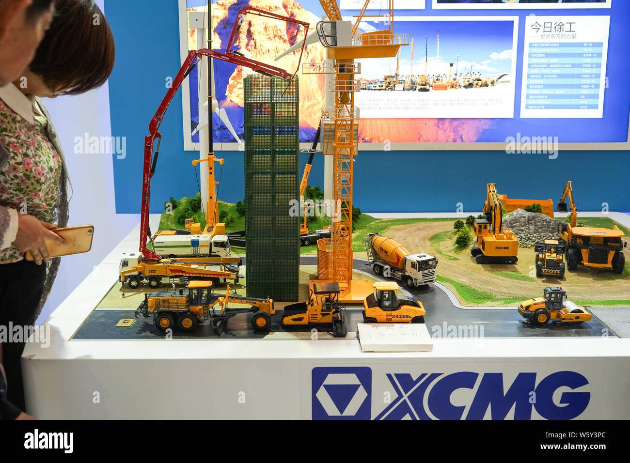 --FILE--People visit the stand of Xuzhou Construction Machinery Group ...