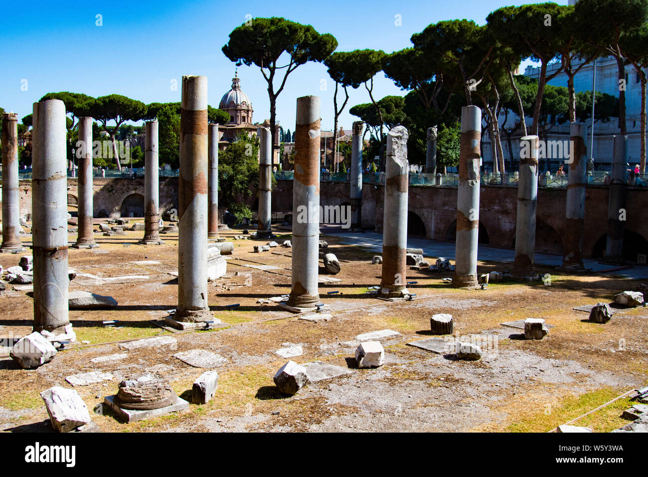 Ancient pillars rome hi-res stock photography and images - Alamy