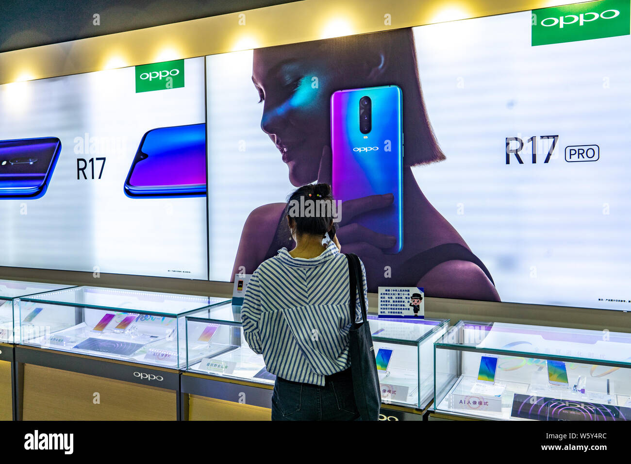 Oppo store hi-res stock photography and images - Alamy