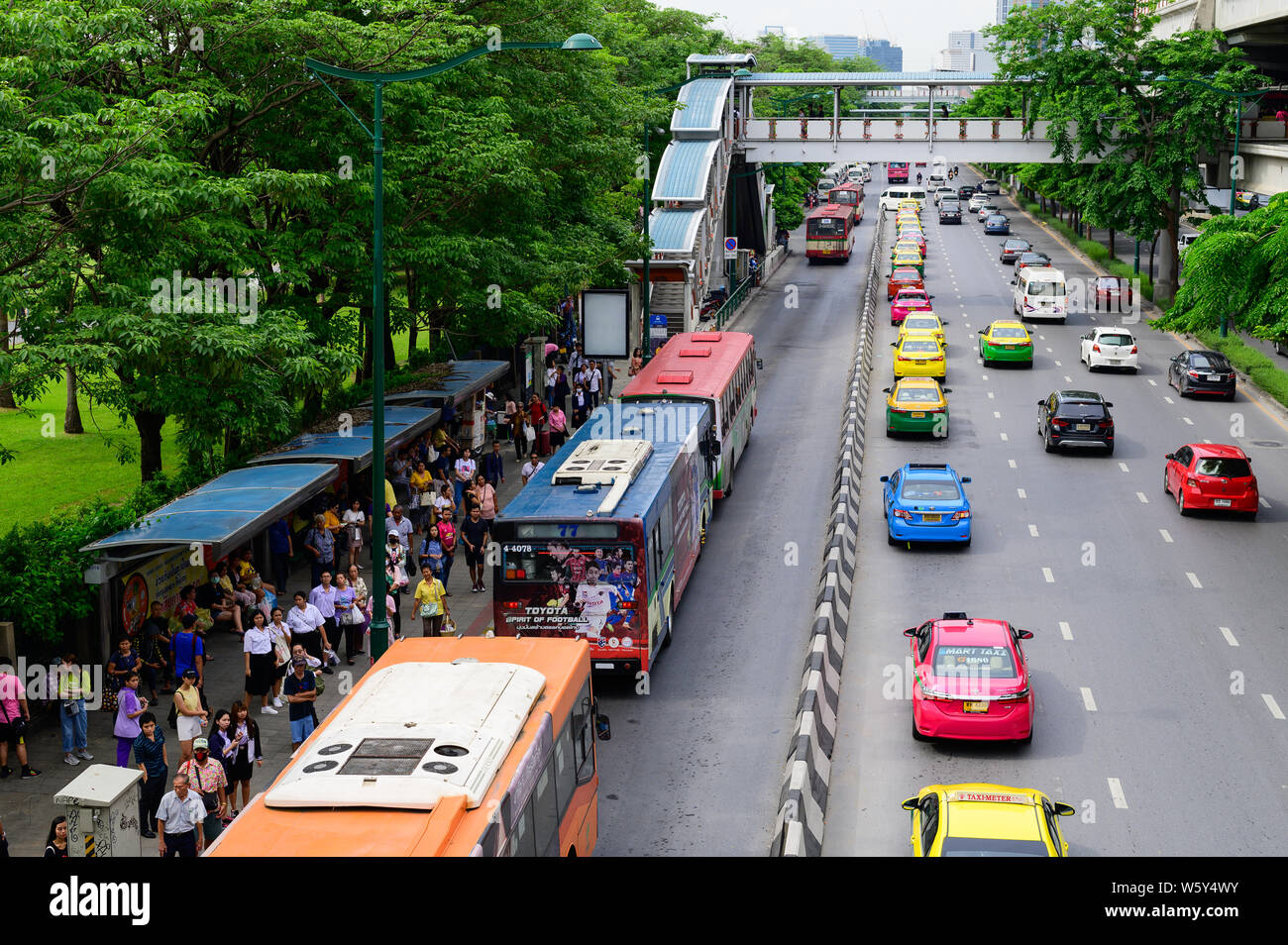 Wait for shuttle bus hi-res stock photography and images - Alamy