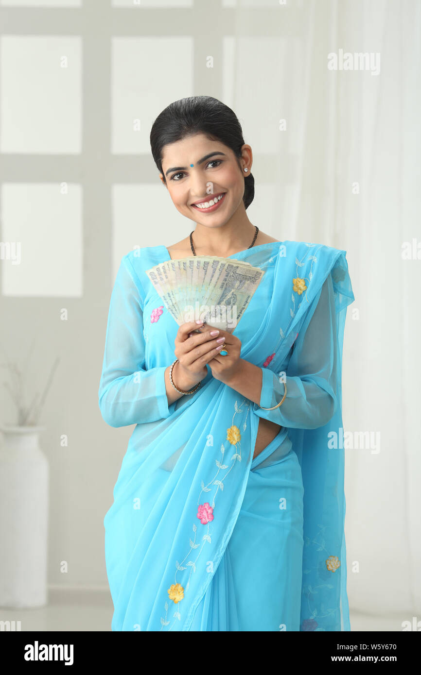 Woman counting one hundred rupees banknote Stock Photo - Alamy
