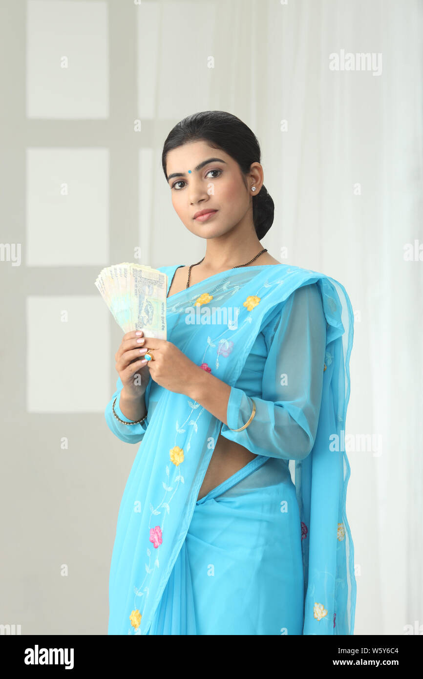 Woman counting one hundred rupees banknote Stock Photo - Alamy