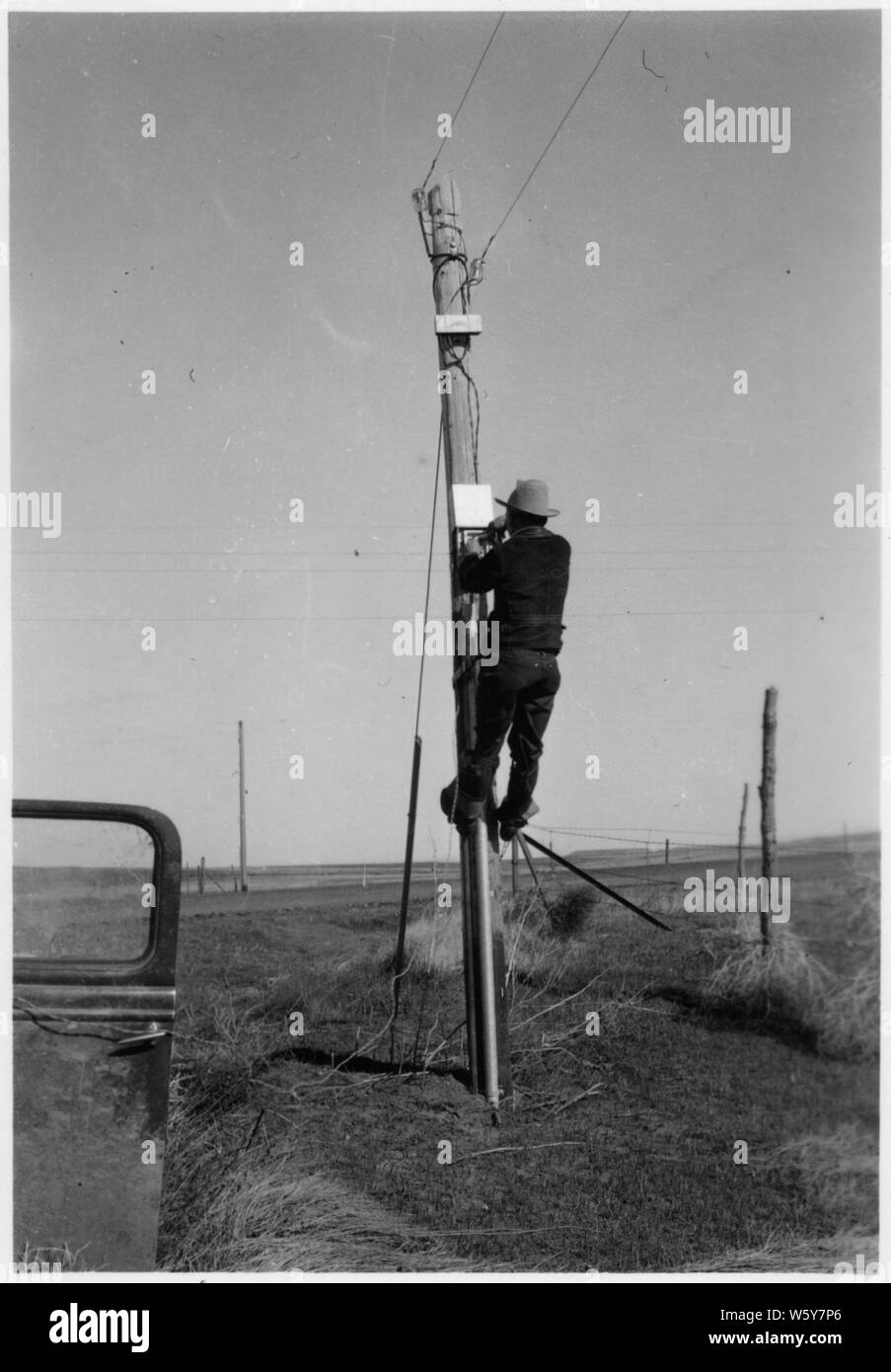 Telephone lineman on a pole Stock Photo - Alamy