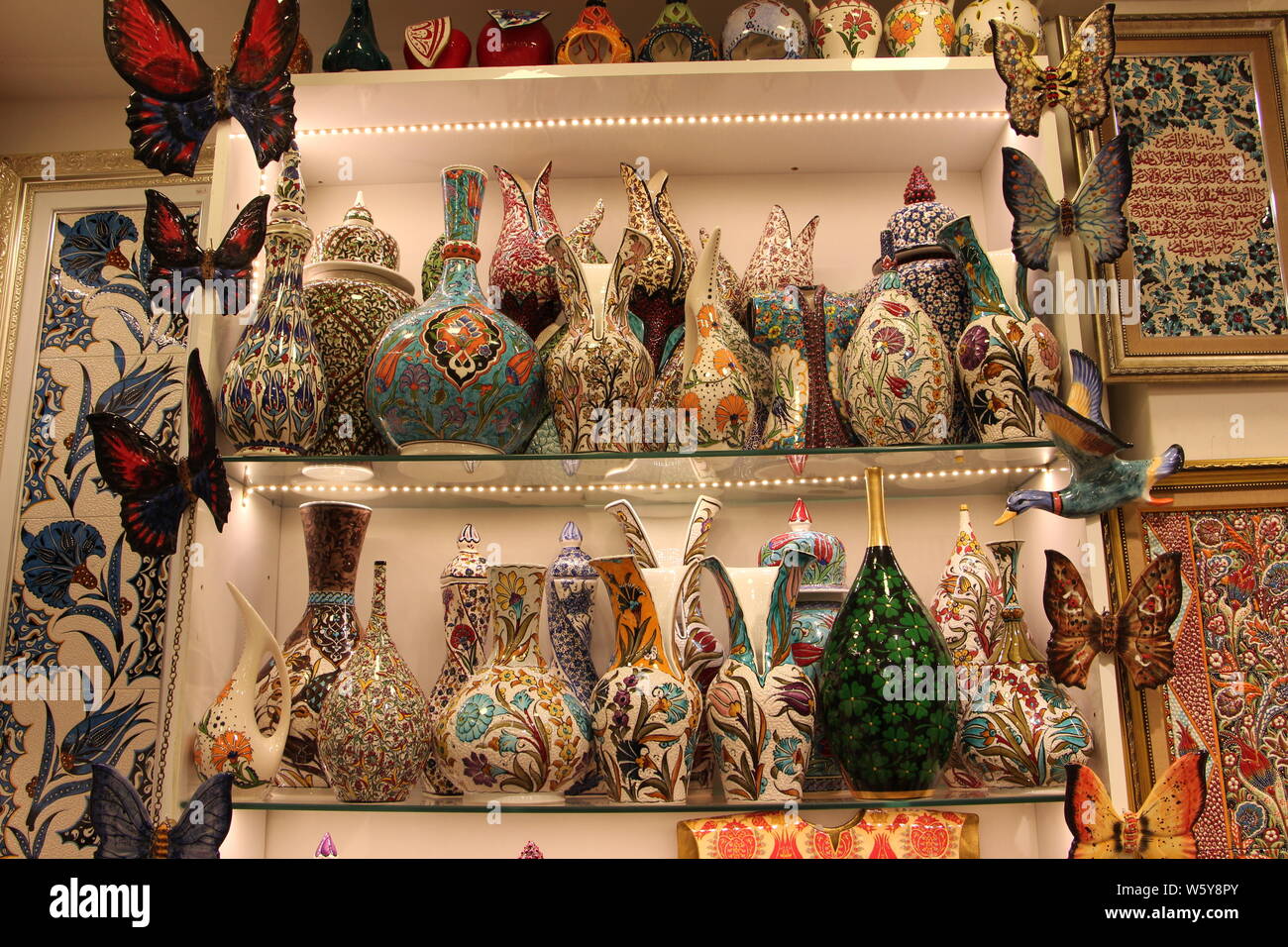 Hand painted ceramics hi-res stock photography and images - Alamy