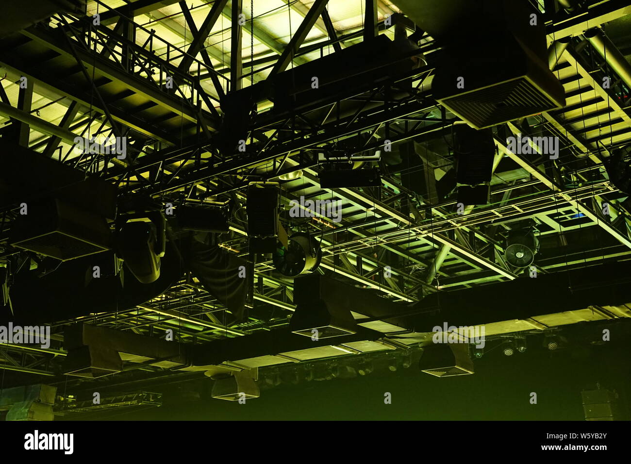 Ceiling with sportlight and steel structure at theater or studio Stock ...