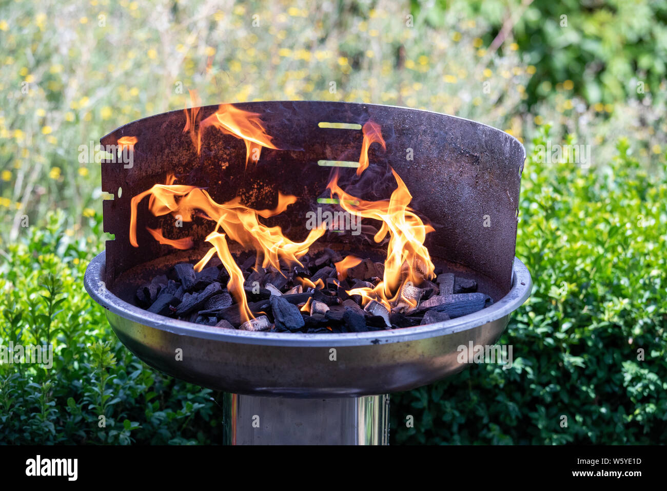 Blazing barbecue grill hi-res stock photography and images - Alamy