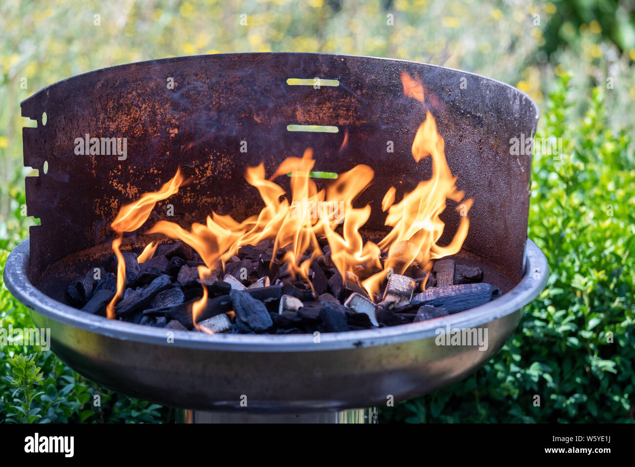 Blazing barbecue grill hi-res stock photography and images - Alamy