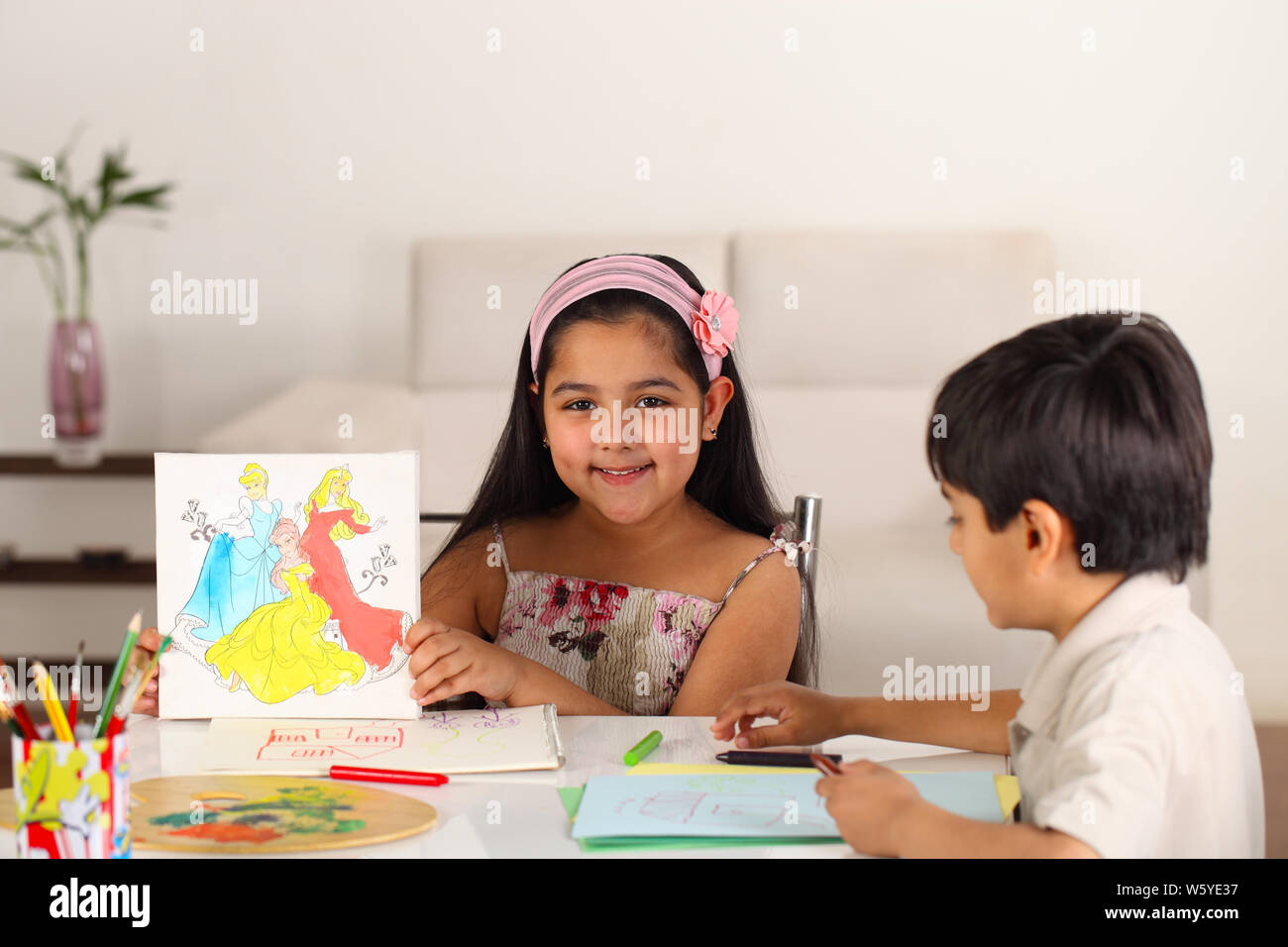 Two children drawing hi-res stock photography and images - Alamy