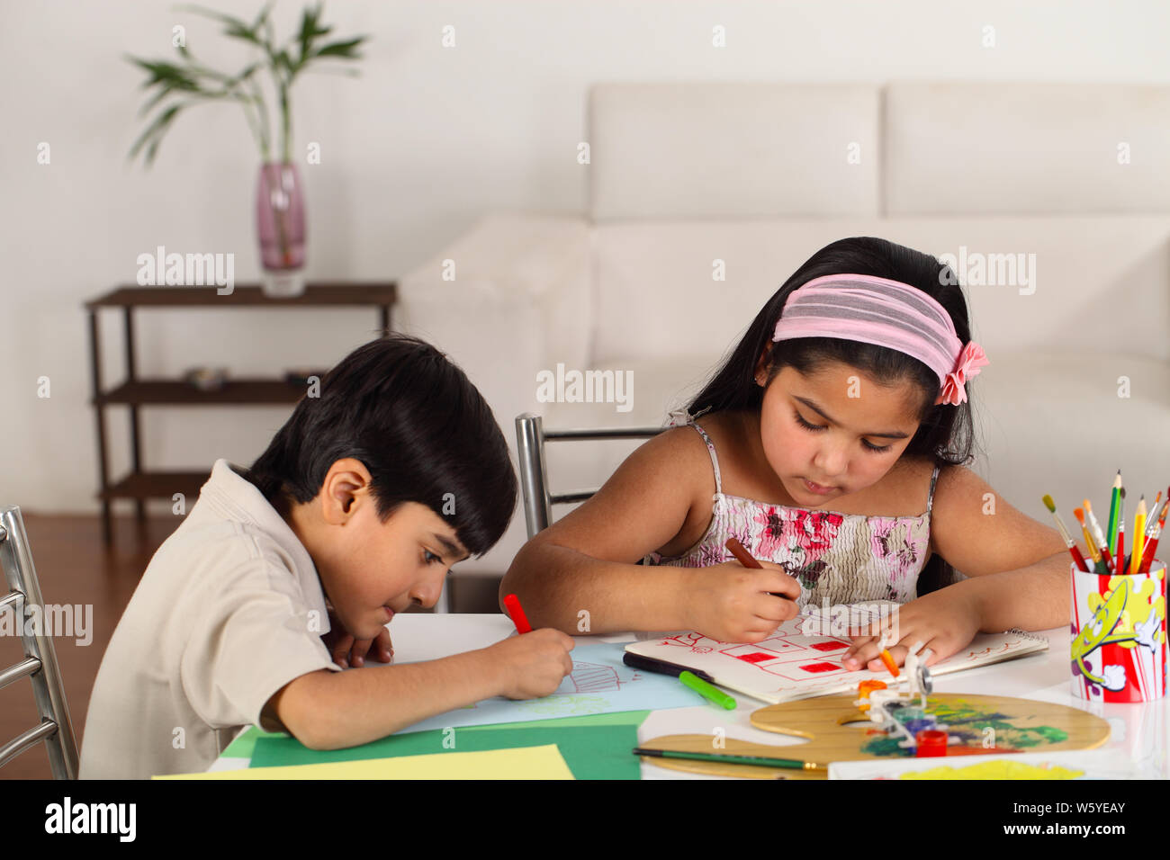 Indian girl child education drawing hi-res stock photography and images ...