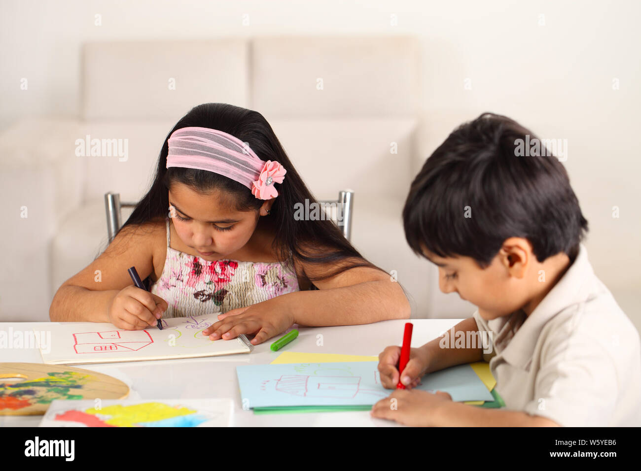 Indian girl child education drawing hi-res stock photography and images ...